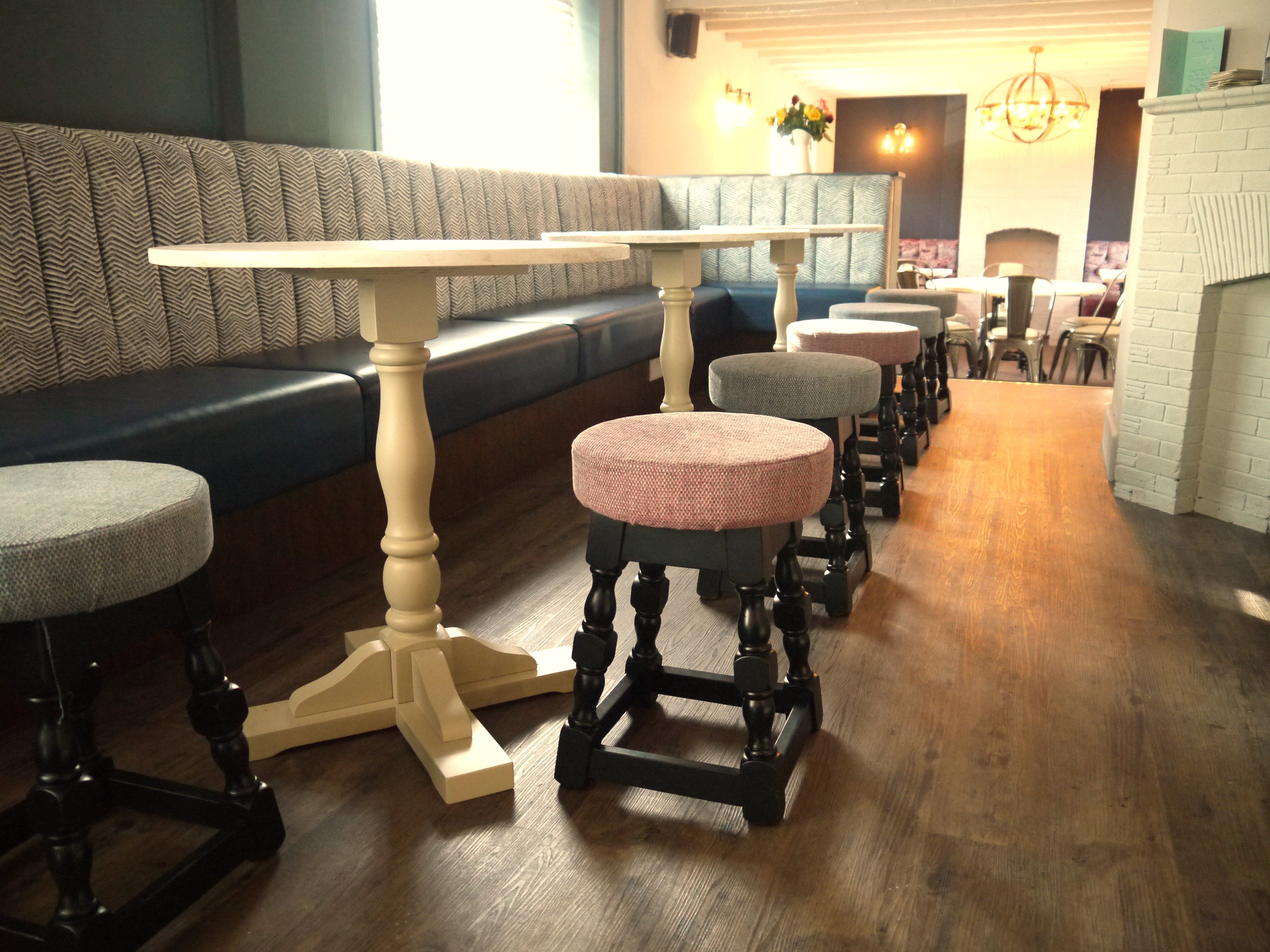 Advantages of a Round Bar Table – Pub Stuff